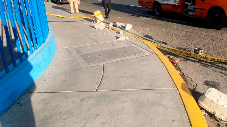 Arequipa: Bus de transporte público derriba poste de alumbrado en la av ...