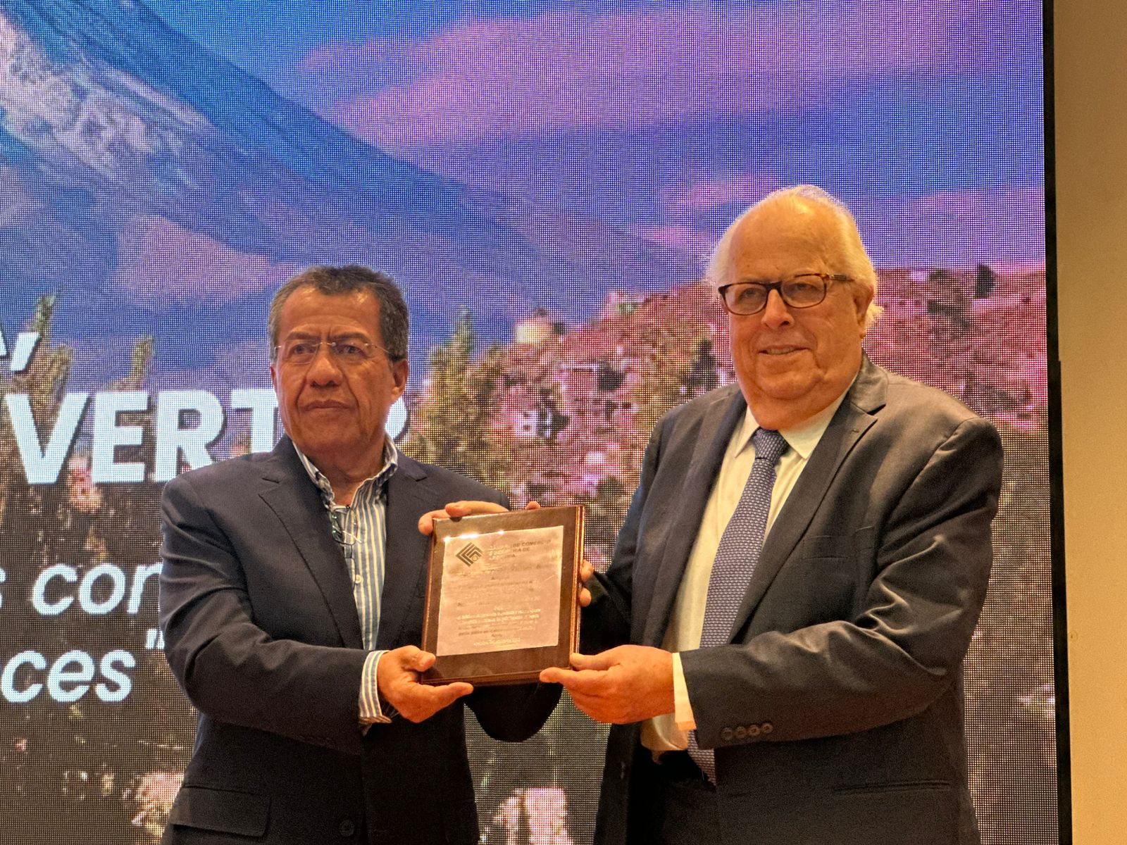 Julio Velarde recibe reconocimiento en Arequipa por su trayectoria en ...